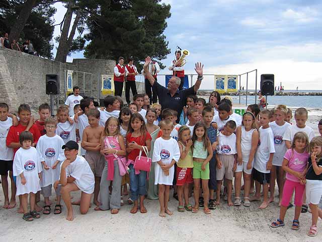 Oko 17 sati legendarni plivač maratonac Veljko Rogošić stigao u ...